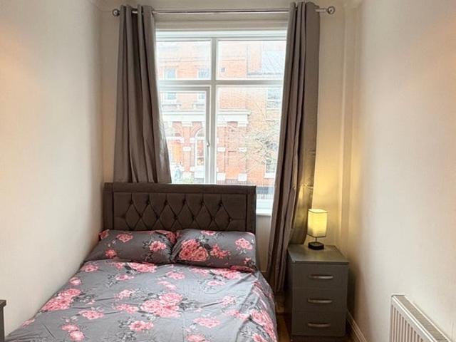 Room at High Street, Greater London