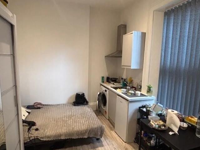 Room at High Street, Greater London
