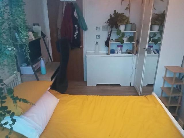 Room at High Street, Greater London