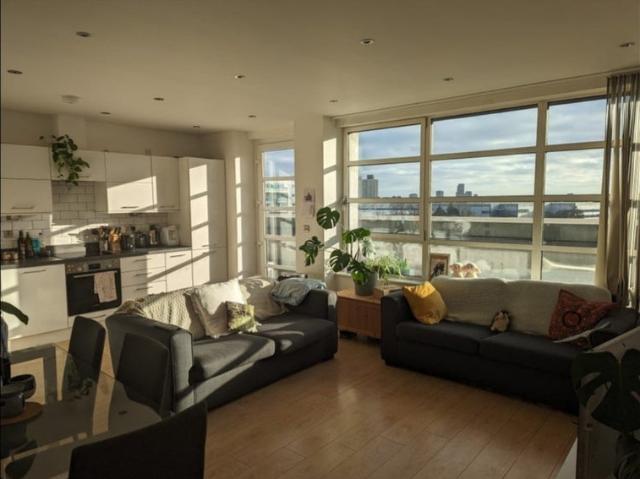 Room at High Street, Greater London