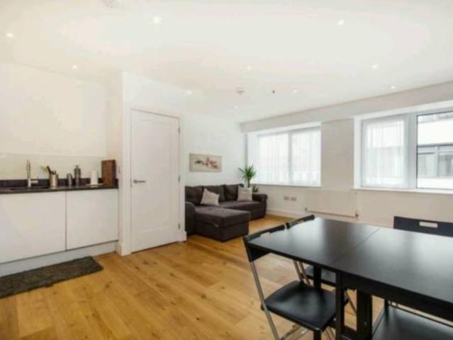Room at High Street, Greater London