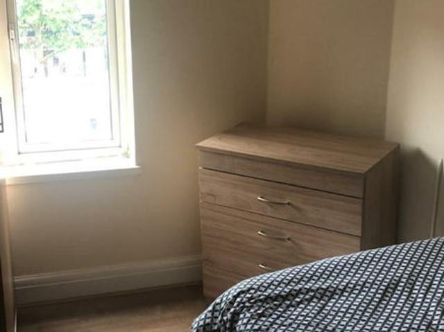 Room at High Street, Greater London