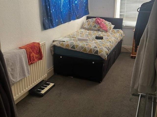 Room at High Street, Greater London