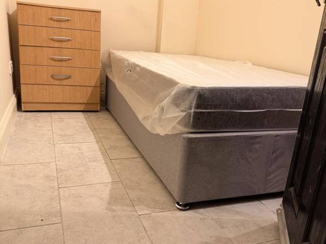 Room at High Street, Greater London