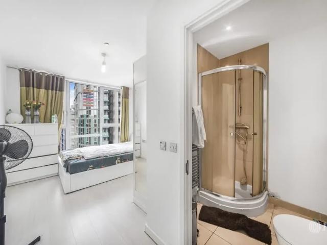 Room at High Street, Greater London