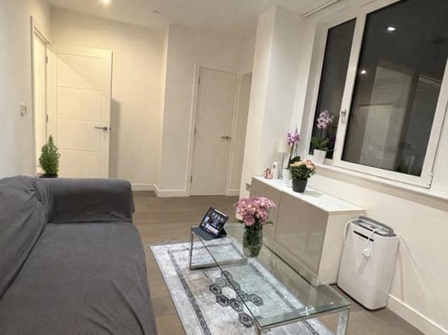 Room at High Street, Greater London