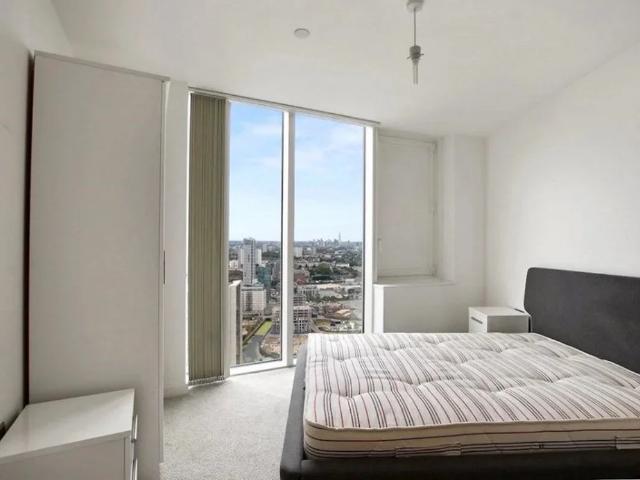 Room at High Street, Greater London