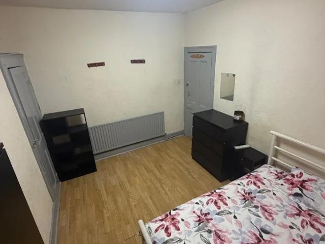 Room at High Street, Greater London