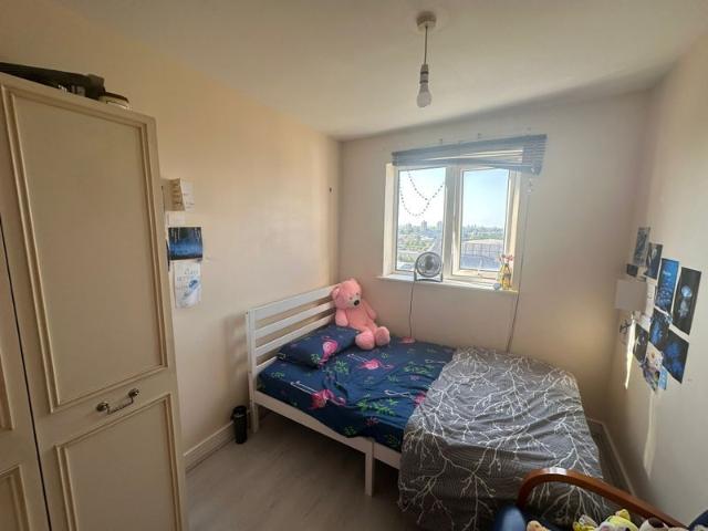 Room at High Street, Greater London