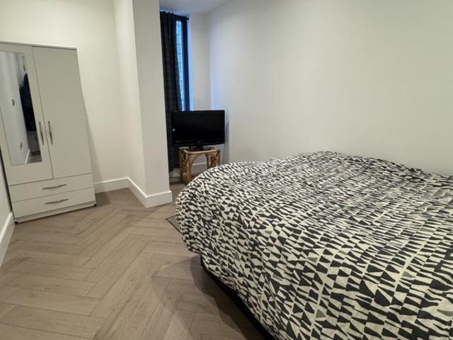 Room at High Street, Greater London