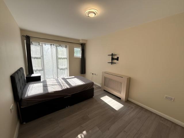 Room at High Street, Greater London