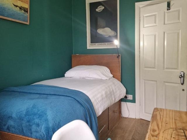 Room at High Street, Greater London