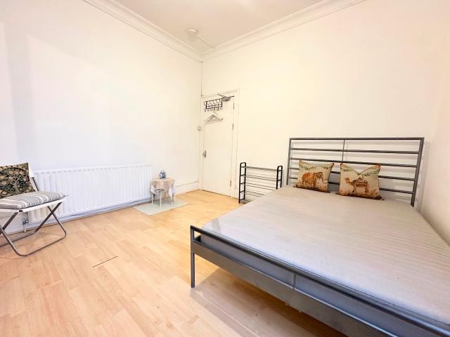 Room at High Street, Greater London