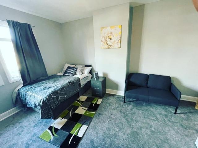 Room at High Street, Greater London