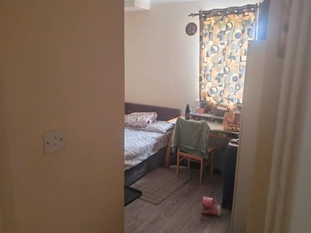 Room at High Street, Greater London
