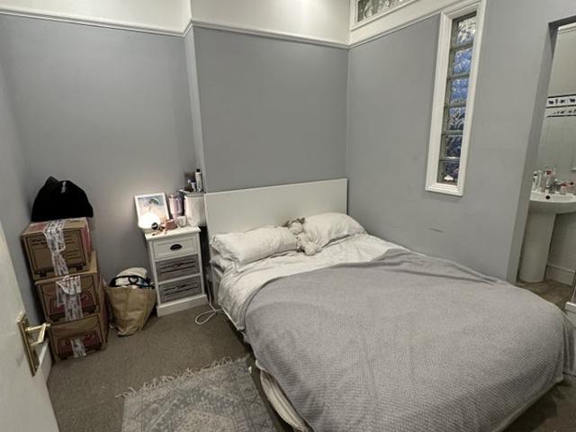 Room at High Street, Greater London