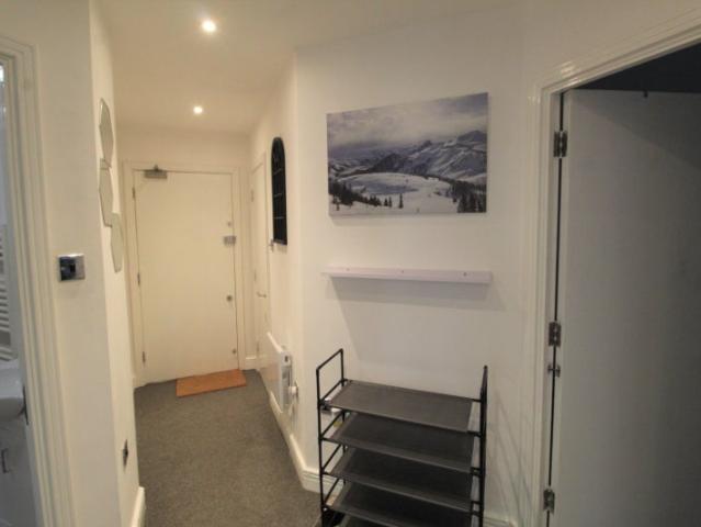 Room at High Street, Greater London