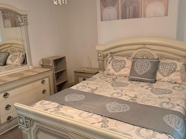 Room at High Street, Greater London