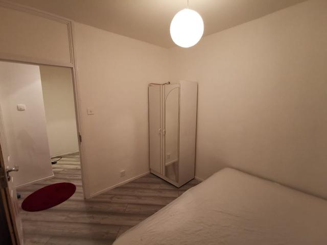 Room at High Street, Greater London