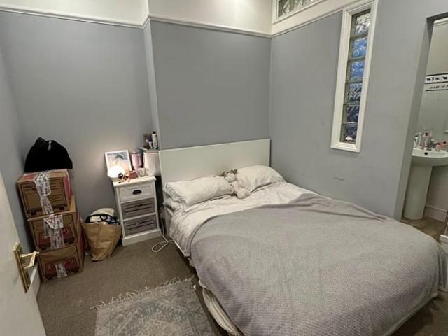 Room at High Street, Greater London