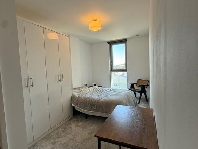 Room at High Street, Greater London
