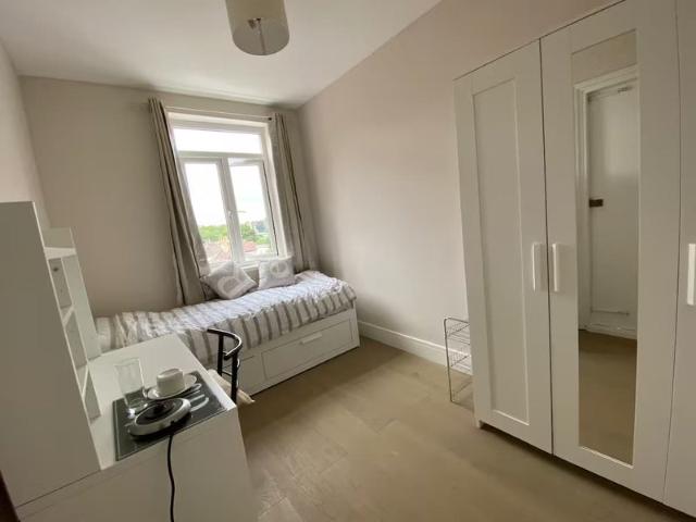 Room at High Street, Greater London