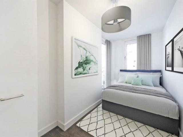 Room at High Street, Greater London