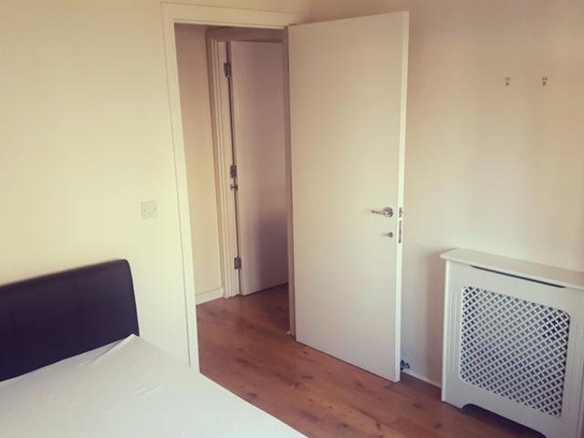 Room at High Street, Greater London