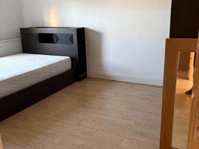 Room at High Street, Greater London