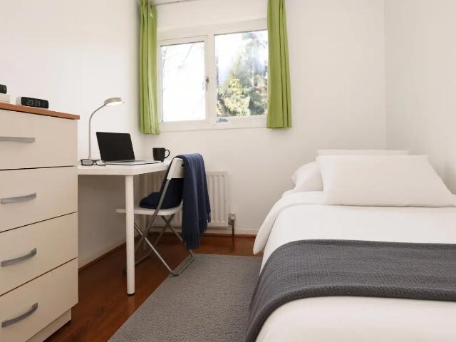 Room at High Street, Greater London