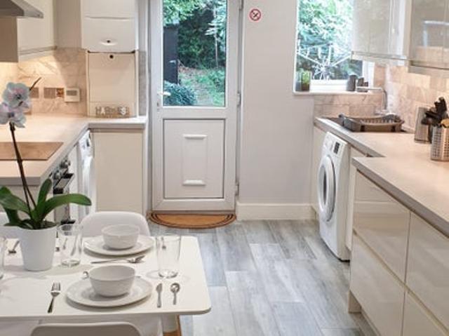 Room at High Street, Greater London