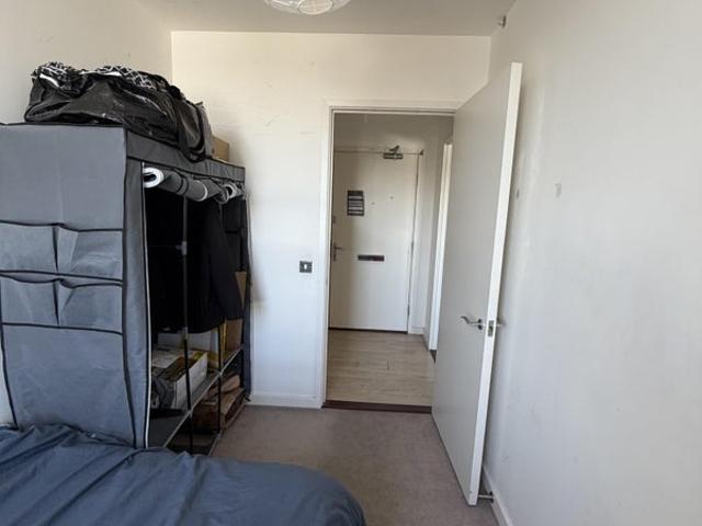 Room at High Street, Greater London