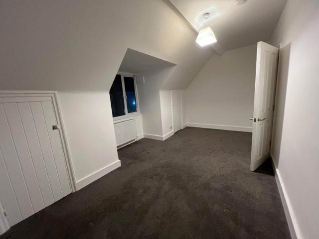 Room at High Street, Greater London