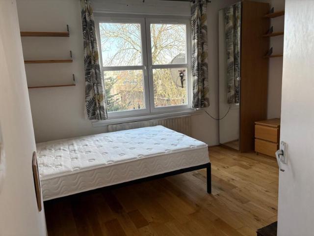 Room at High Street, Greater London