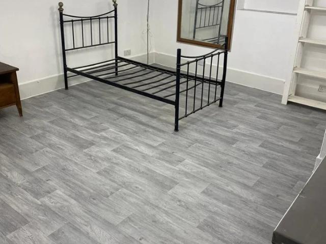 Room at High Street, Greater London