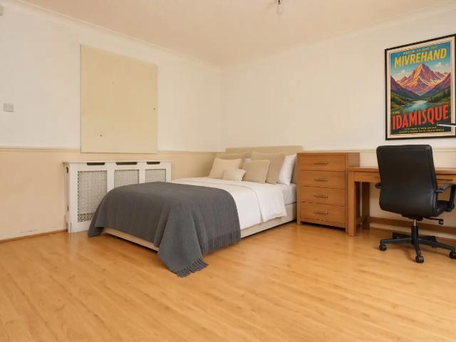 Room at High Street, Greater London