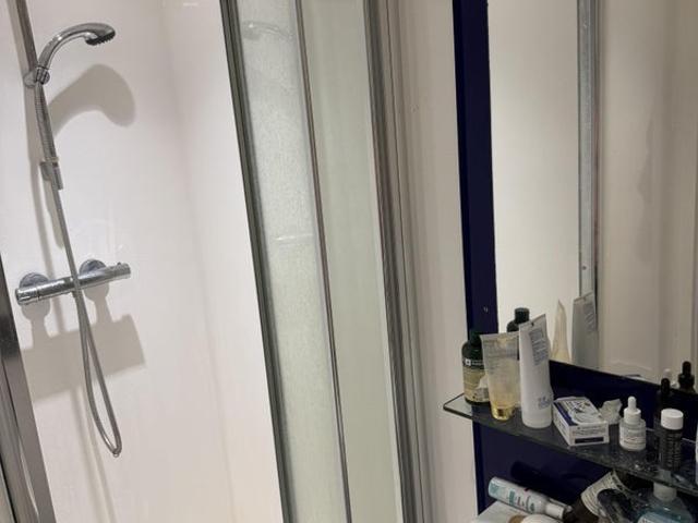 Room at High Street, Greater London