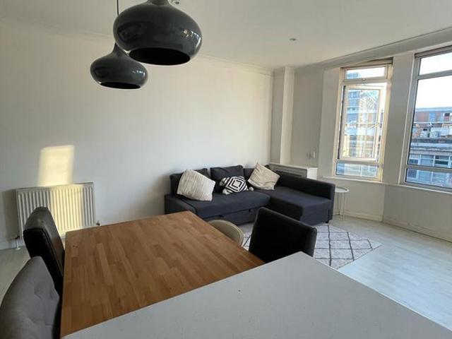 Room at High Street, Greater London