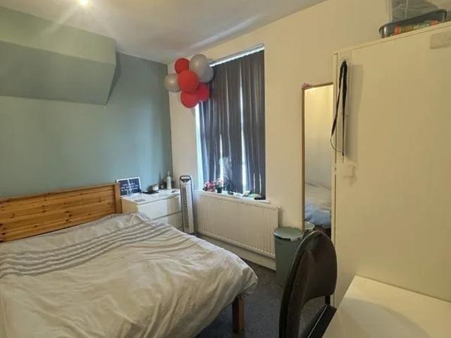 Room at High Street, Greater London