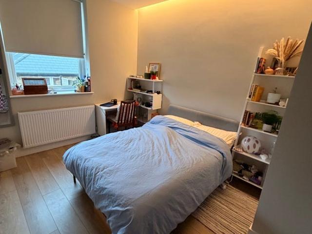 Room at High Street, Greater London