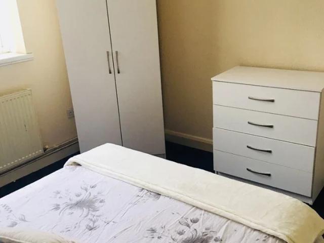 Room at High Street, Sandwell