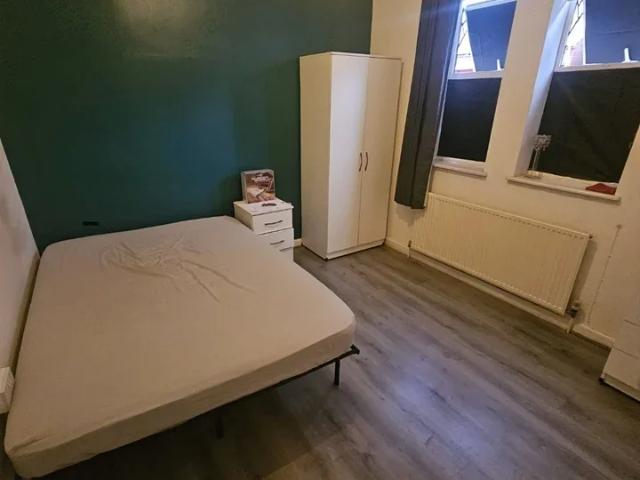 Room at High Street, Sandwell