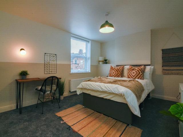 Room at High Street, Sandwell