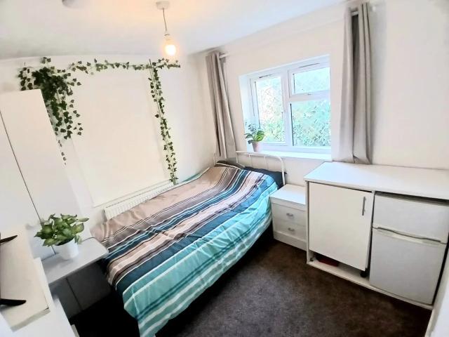 Room at High Street, Slough