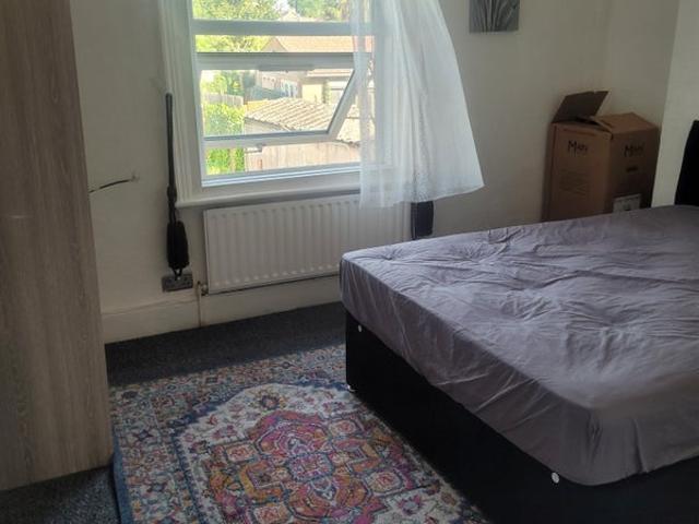 Room at High Street, Slough