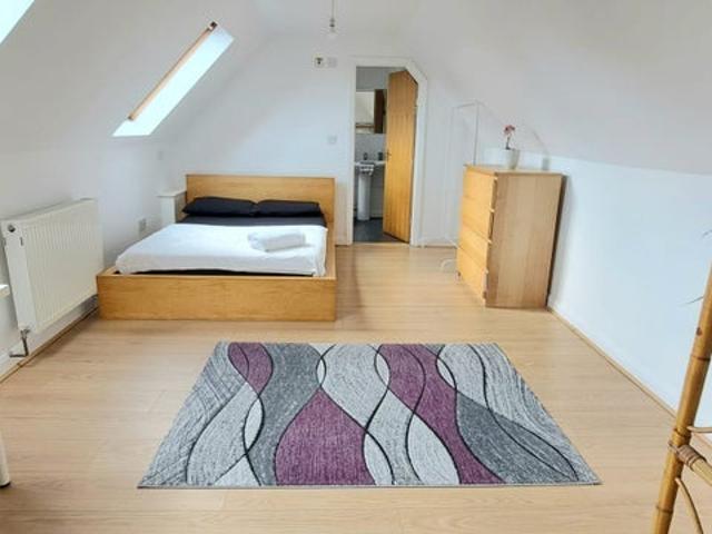 Room at High Street, Slough