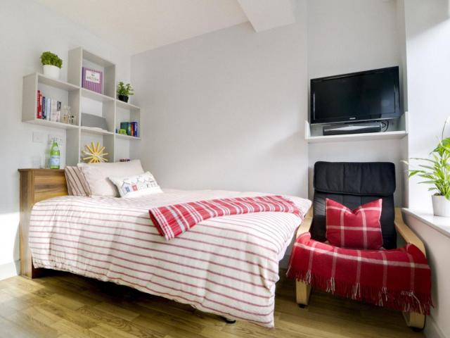 Room at High Street, Southampton