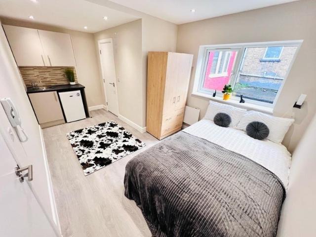Room at High Road, Greater London