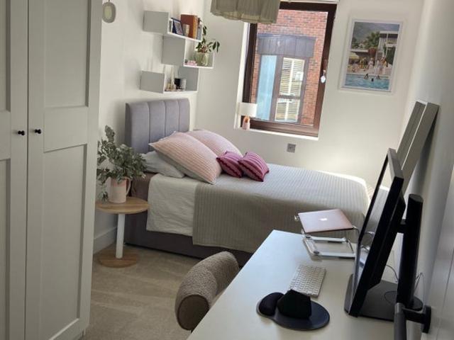 Room at High Road, Greater London