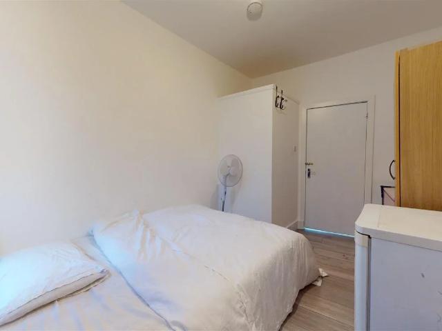 Room at High Road, Greater London